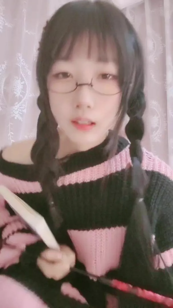 极品尤物美少女!清纯系天花板!双马尾一脸呆萌,给大家小秀一波,脱下内裤看穴,一线天白虎馒头b