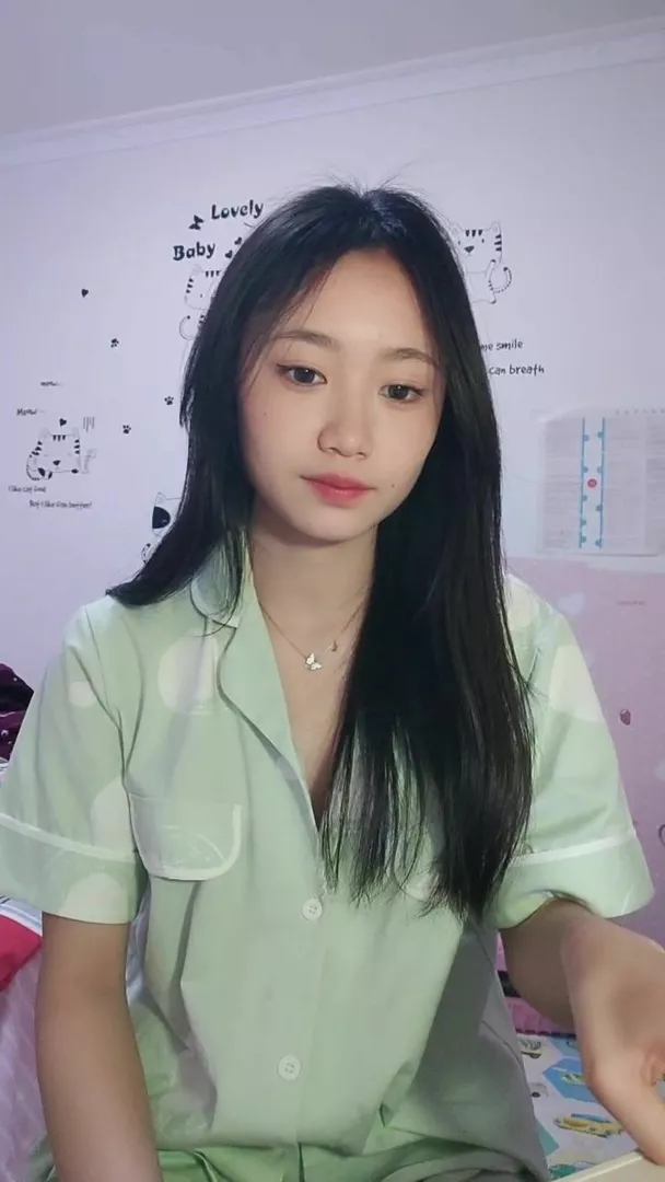 顶点 清纯校园女神,家中下海 ,晚自习回来悄悄直播赚生活费,小淫穴摸摸就流汁水,掰穴诱惑狼友!